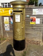 Gold post box draws admirers – dumbles.co.uk